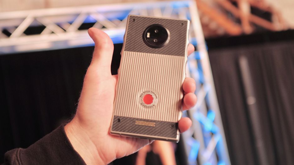 Nuevas fotos del primer teléfono capaz de proyectar hologramas → TransMedia