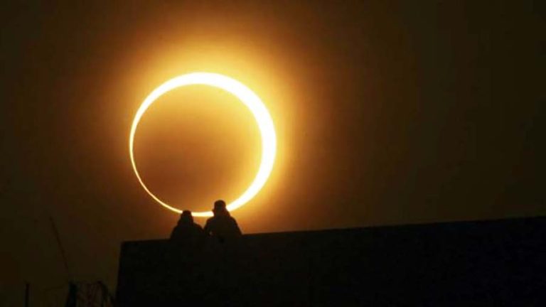 Recomendaciones para ver el Eclipse Solar en Chile y el cuidado con tu vista y con tu teléfono → ...